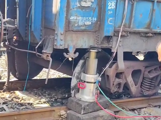 Goods train bogie derails in Katni | कटनी में मालगाड़ी का डिब्बा पटरी ...