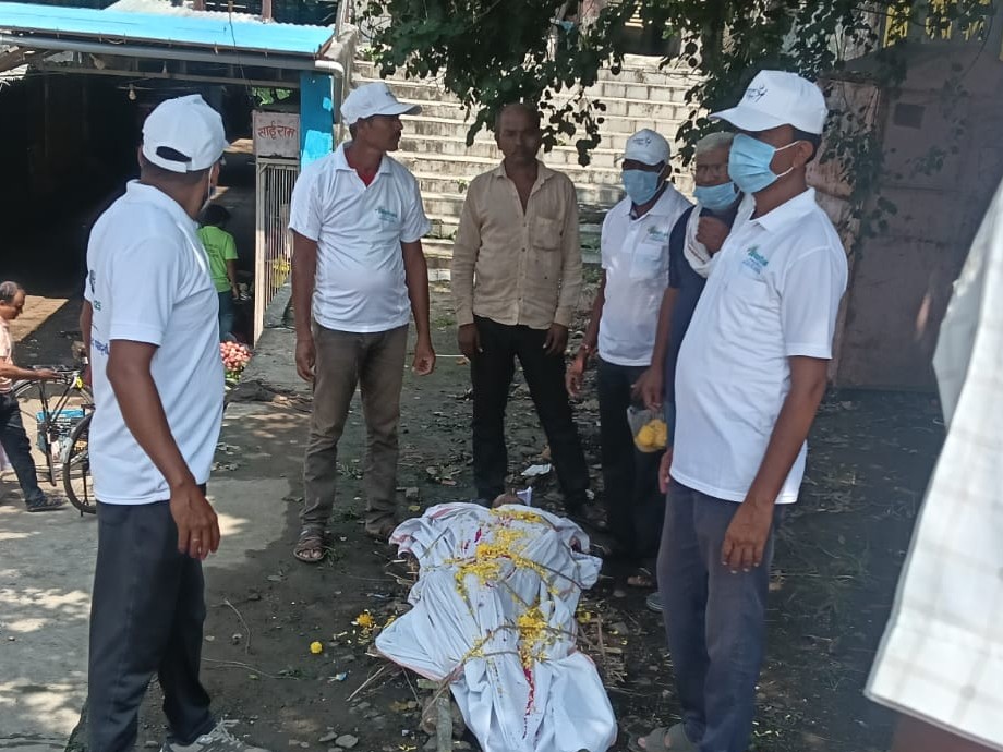 A destitute elderly man received help in Pandhurna and his last rites ...