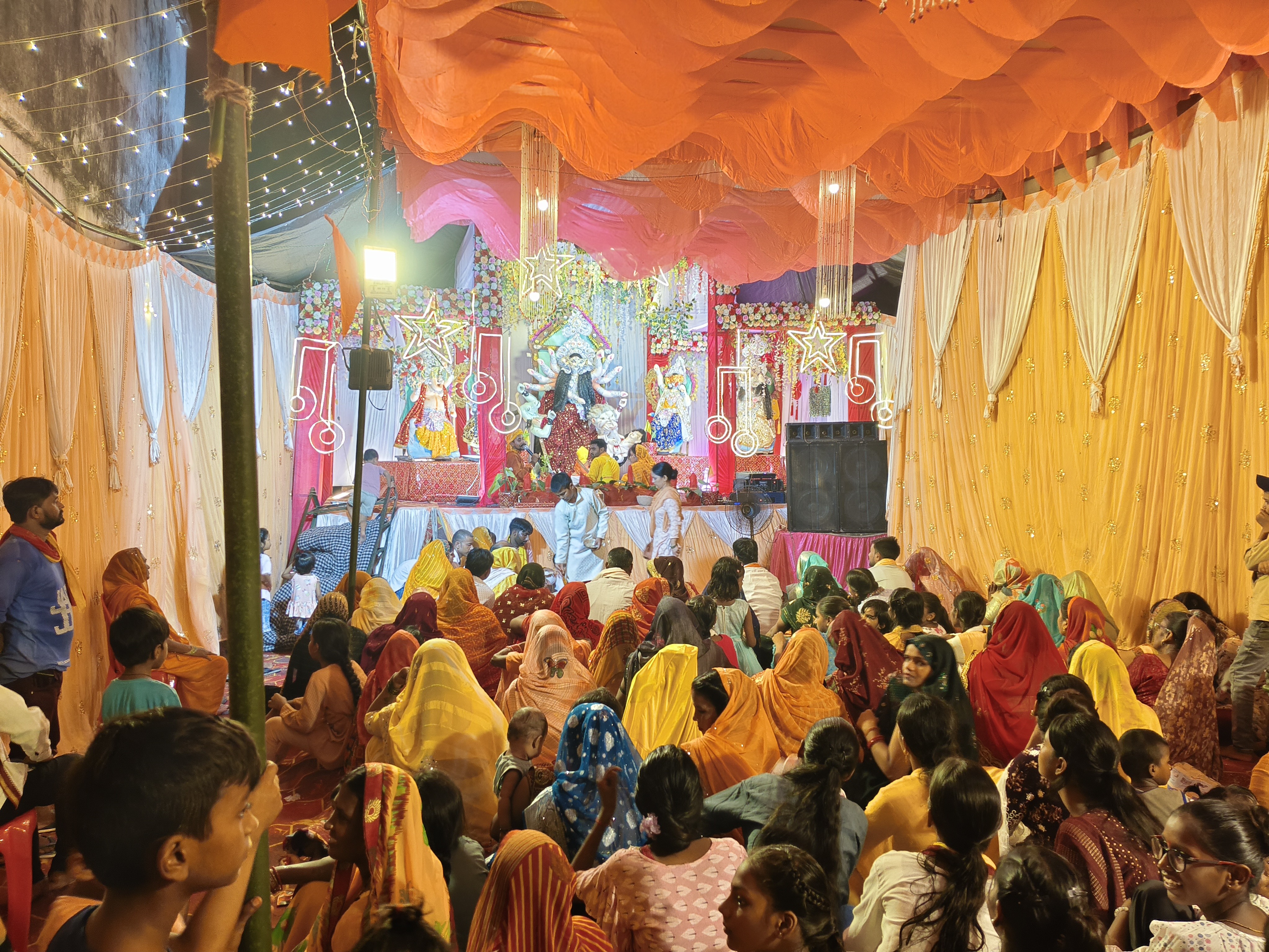 Maa Durga's pandals decorated in Basti Saughat, devotees flock in ...