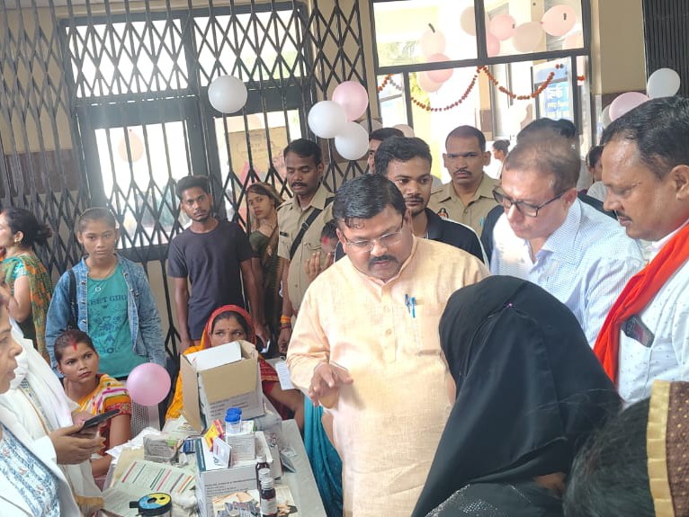 Women's health check-up camp in Gosaiganj | गोसाईगंज में महिला ...