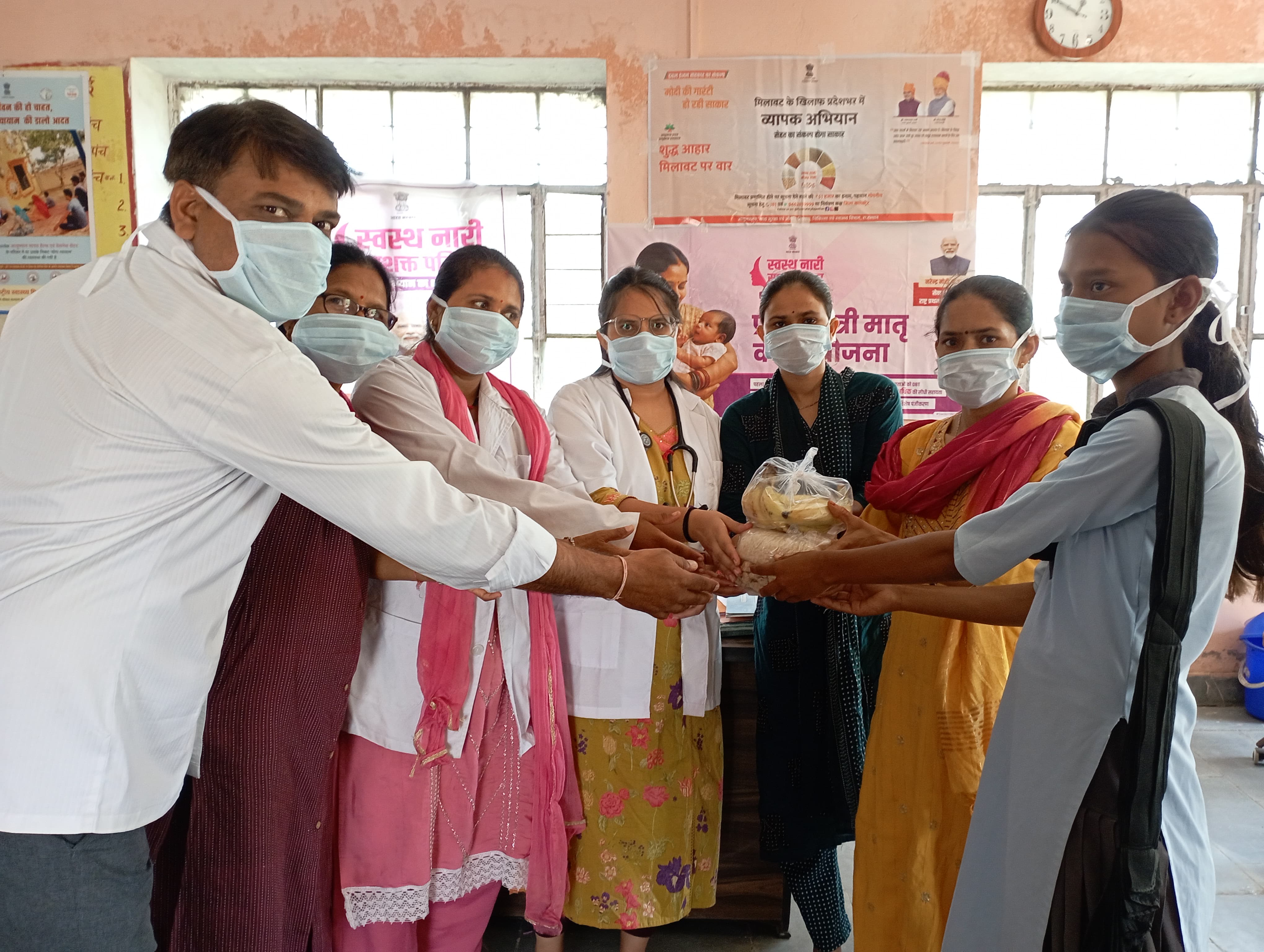 Distributed Nikshay nutrition kits to TB patients | टीबी मरीजों को ...