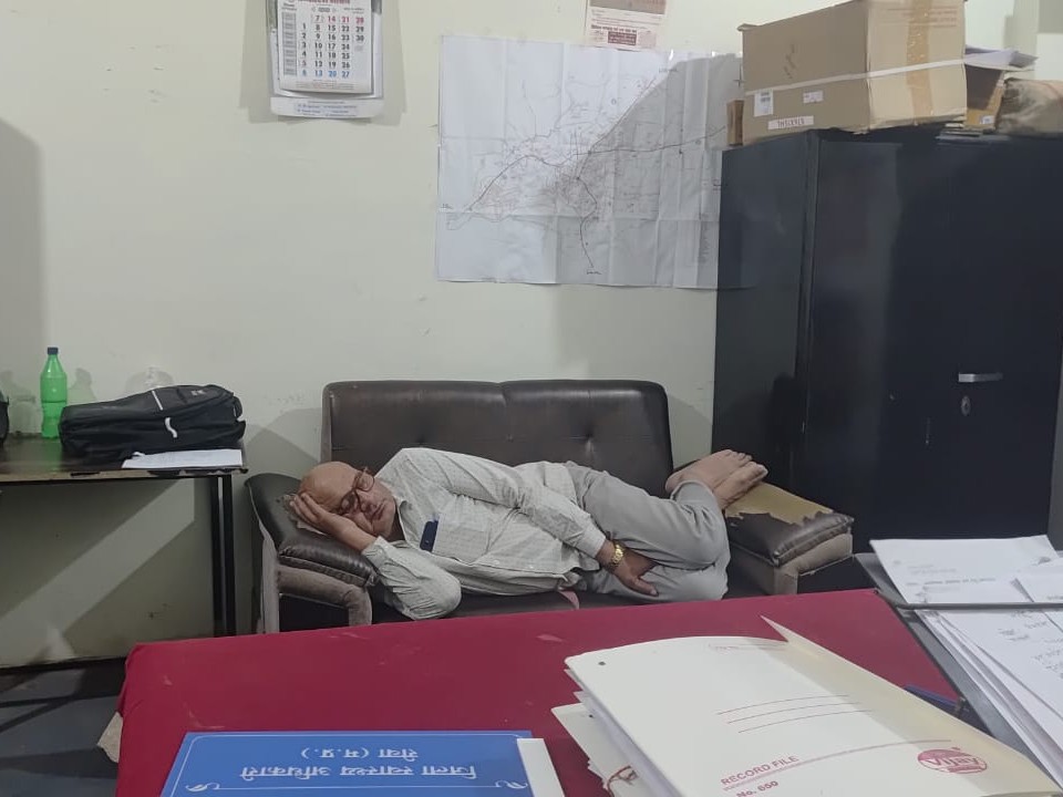 MP Rewa CMHO Office Viral Photo; Accountant | Rewa News | CMHO कार्यालय में आराम फरमाते नजर आए ...