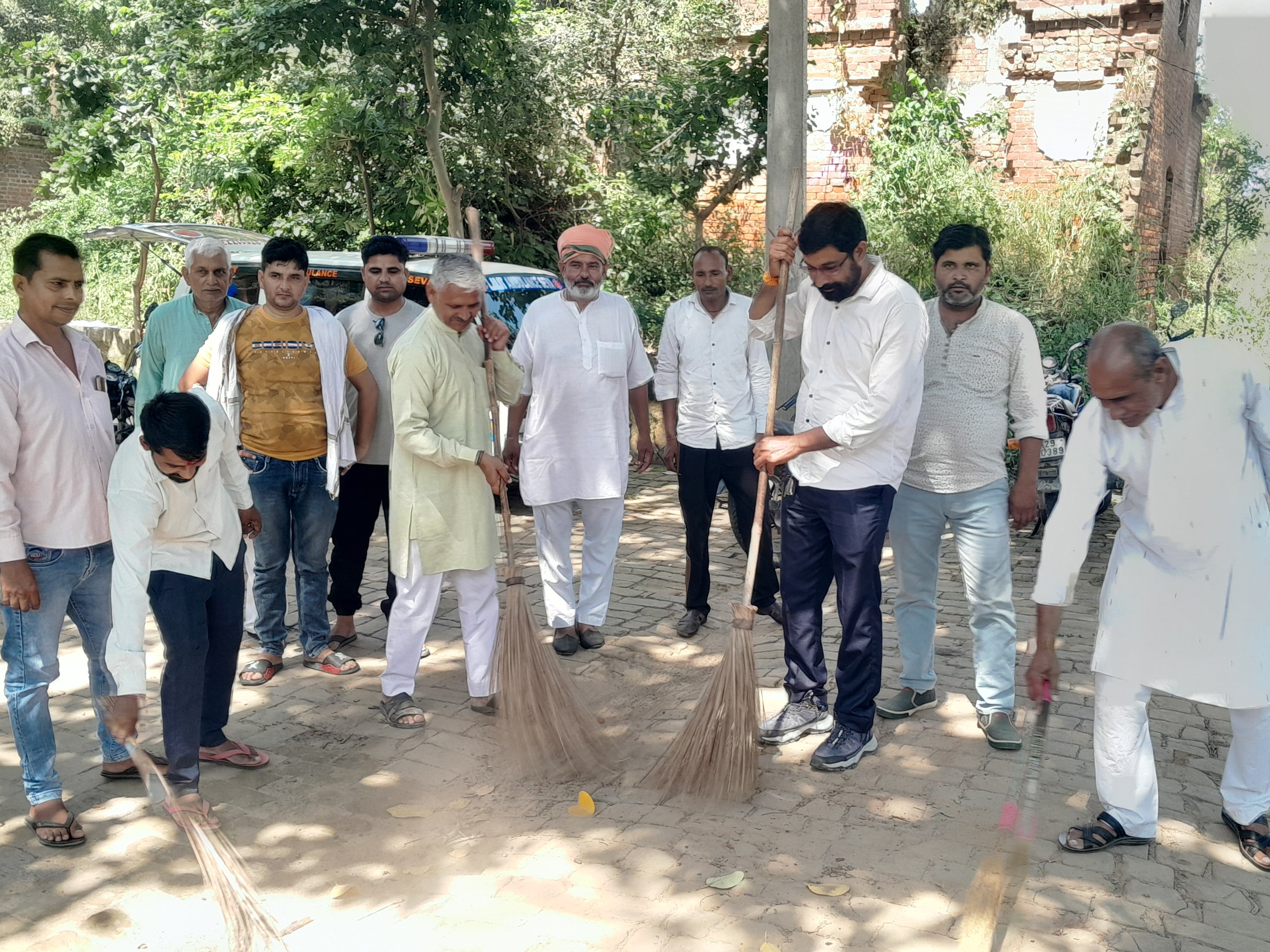 Cleanliness drive carried out in Pisawa under Swachh Bharat Mission ...