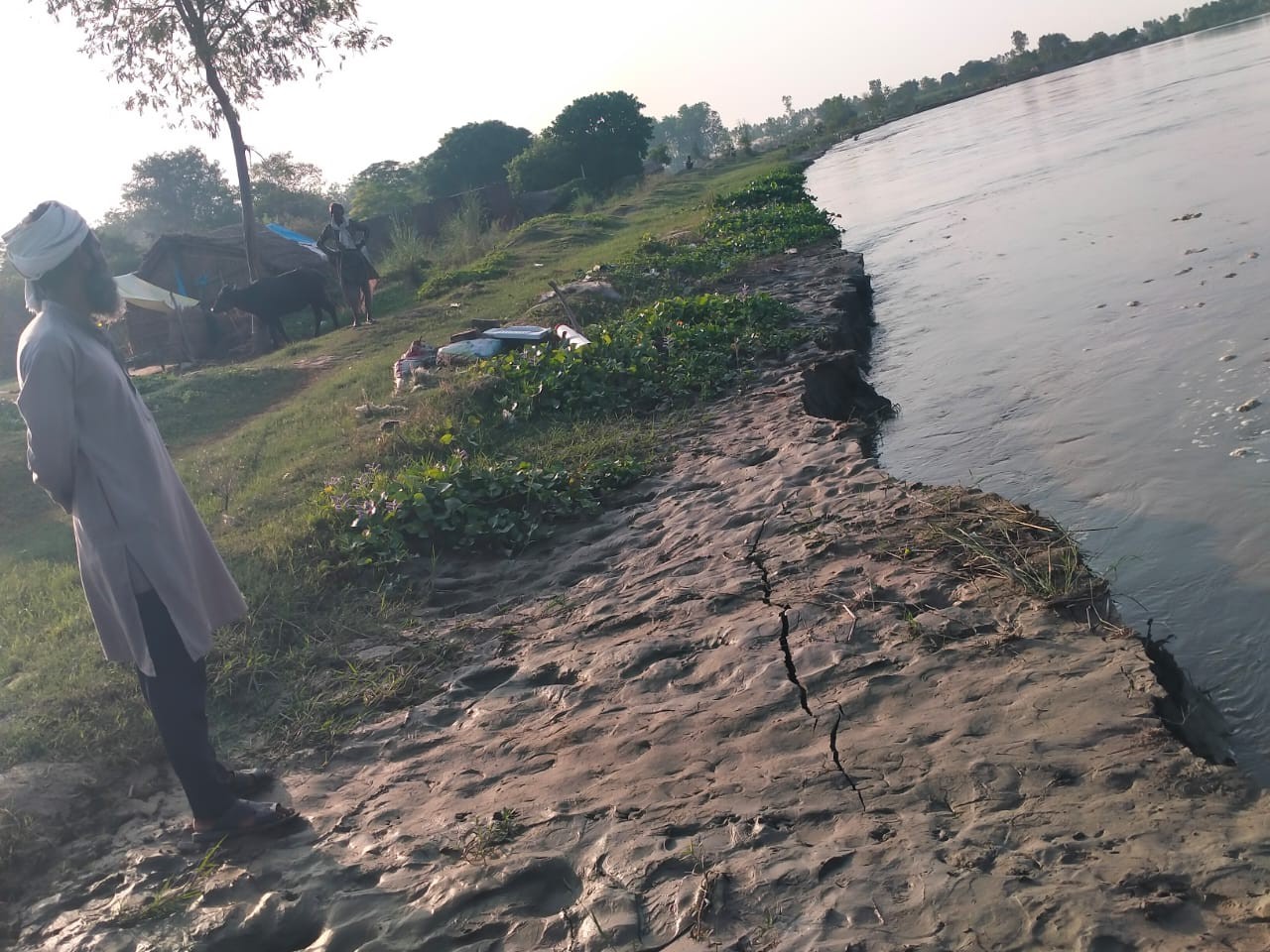 Farmers are facing problems due to erosion in Ganga. | गंगा में कटान से ...
