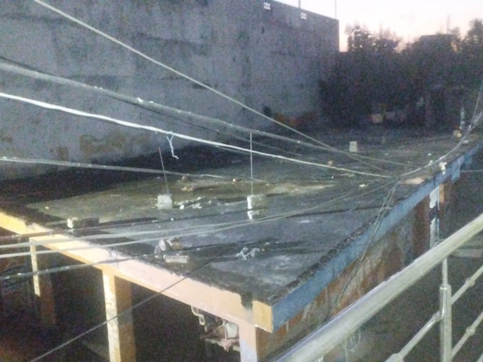 Danger of electric shock from open wires in Sahajanwan | सहजनवां में ...