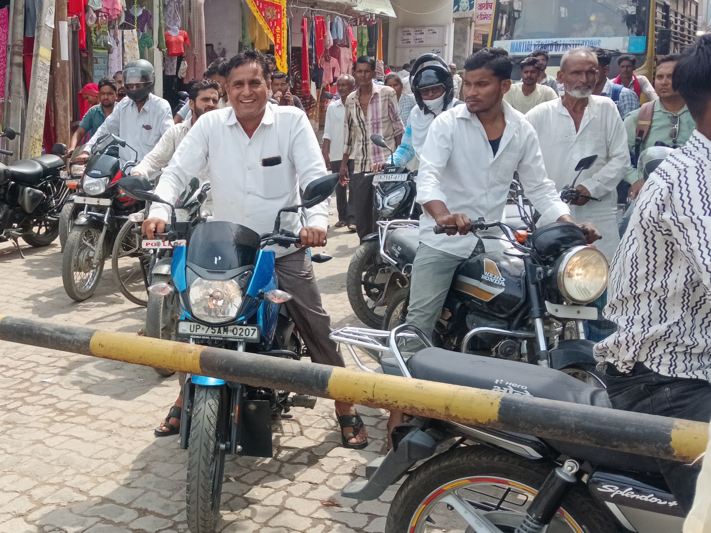 Delhi-Howrah railway gate in Achalda is out of order