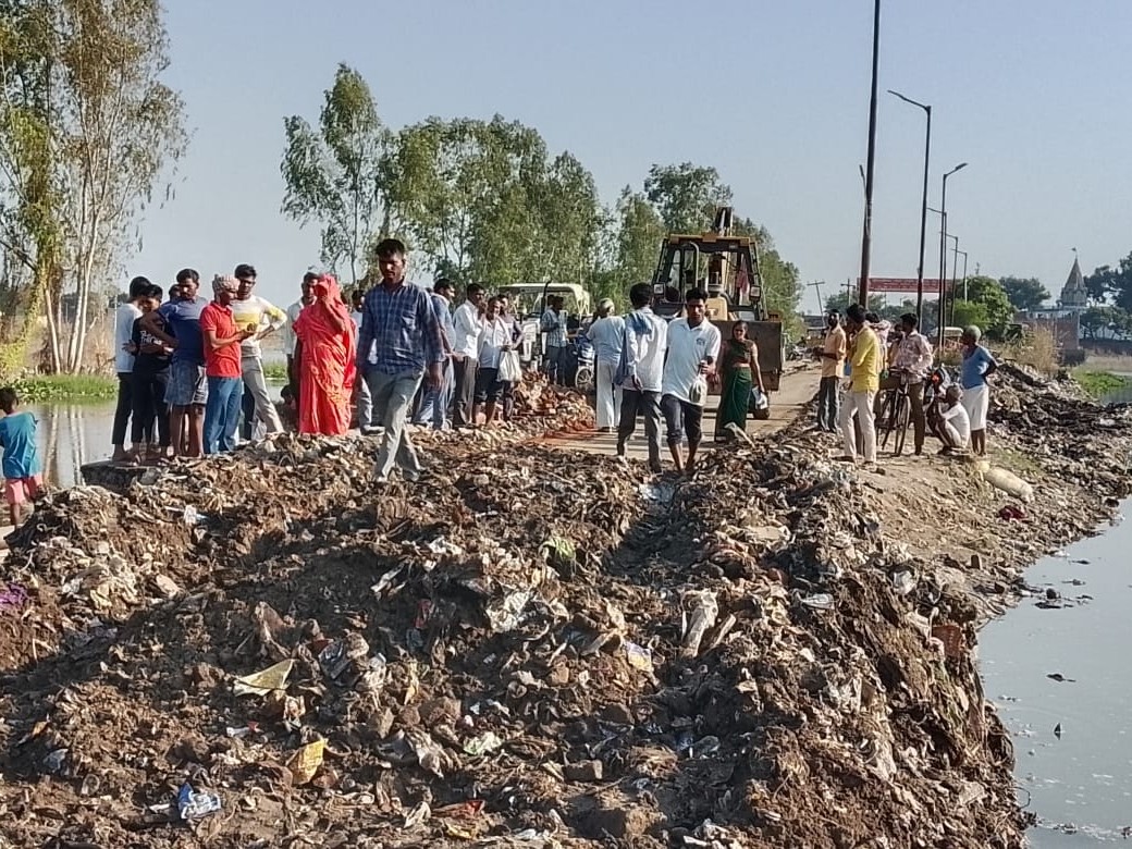 Social worker took up the task of repairing Kampil Badaun road ...