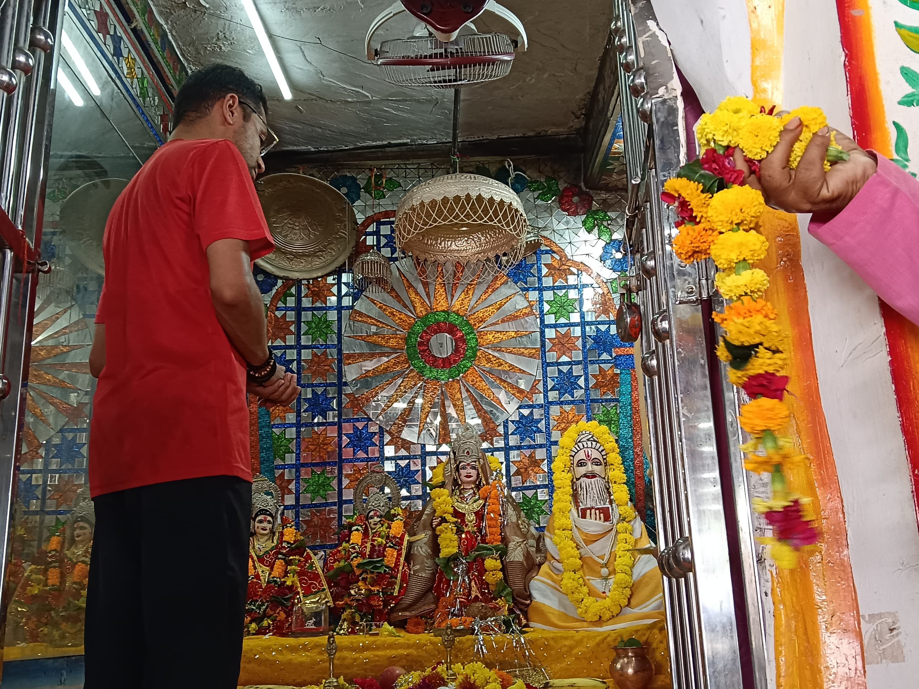 Collector reached Maa Karila Dham by cycling: After darshan, gave ...