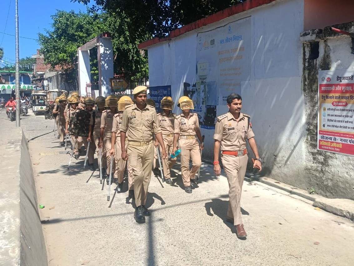 Police flag march in Pipraich in view of festivals | पिपराइच में ...
