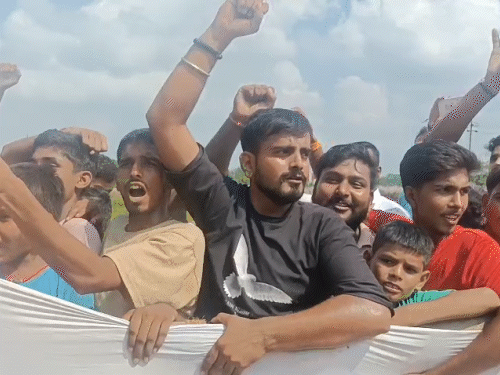 JDU MLA confronted by furious crowd in Vaishali | ‘Siddharth Patel Go ...
