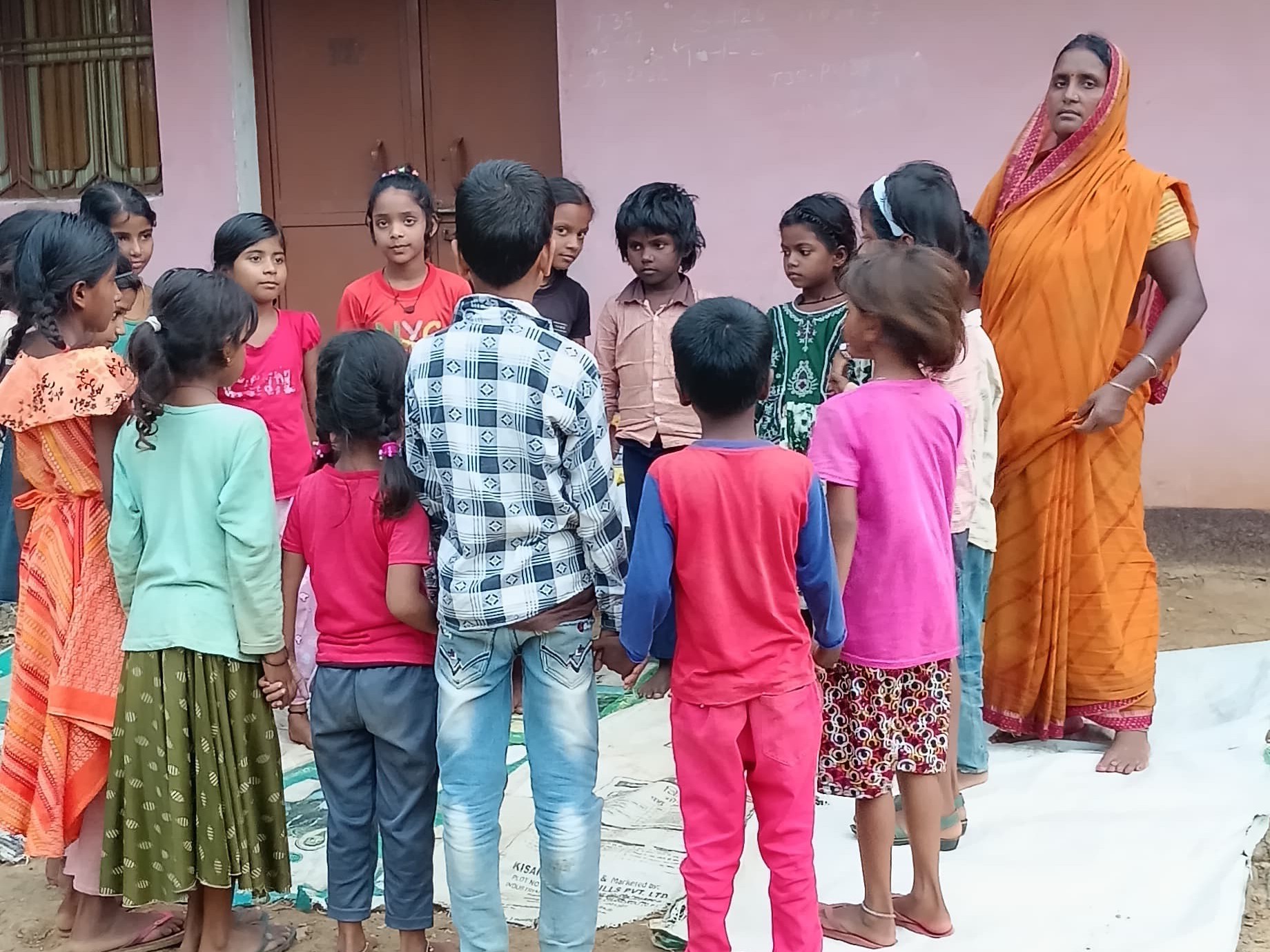 Suman Lata is providing free education to children