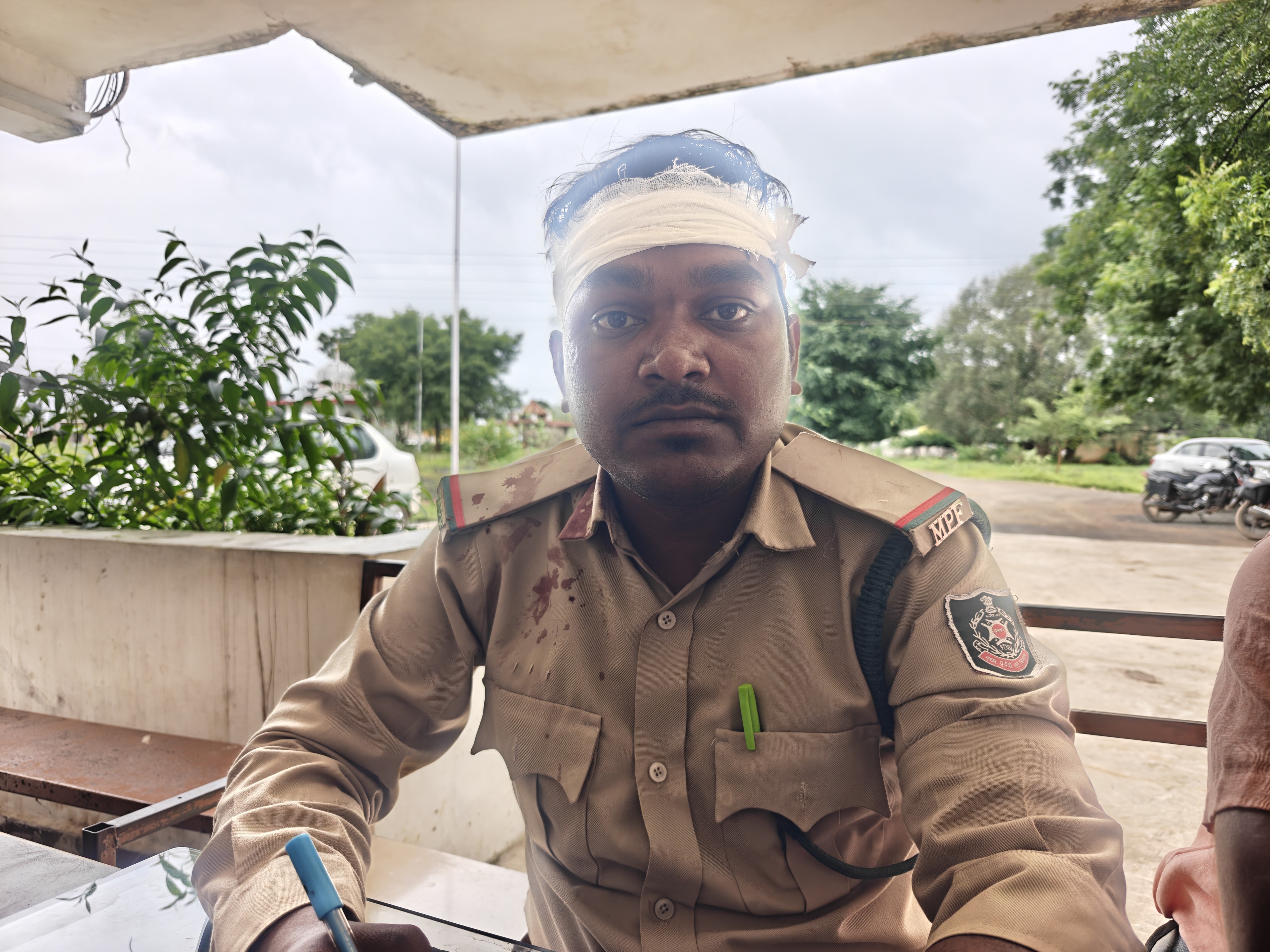 Umaria: Mining mafia beats up forest guard | उमरिया: खनन माफियाओं ने वन ...