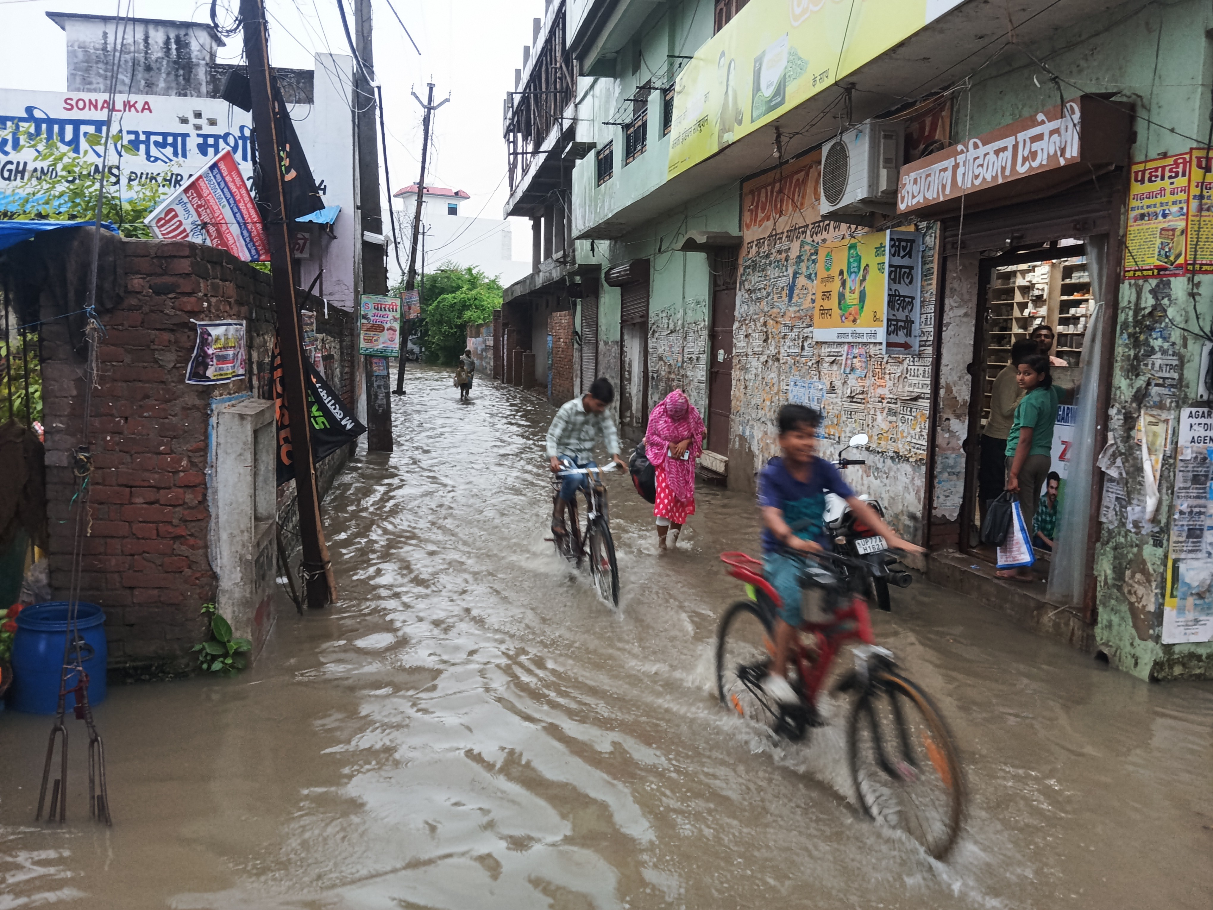 Heavy rain causes waterlogging in Pukhrayan | पुखरायां में तेज बारिश से ...