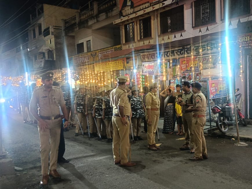 DIG did flag march in Pipraich | पिपराइच में डीआईजी ने किया फ्लैग मार्च ...