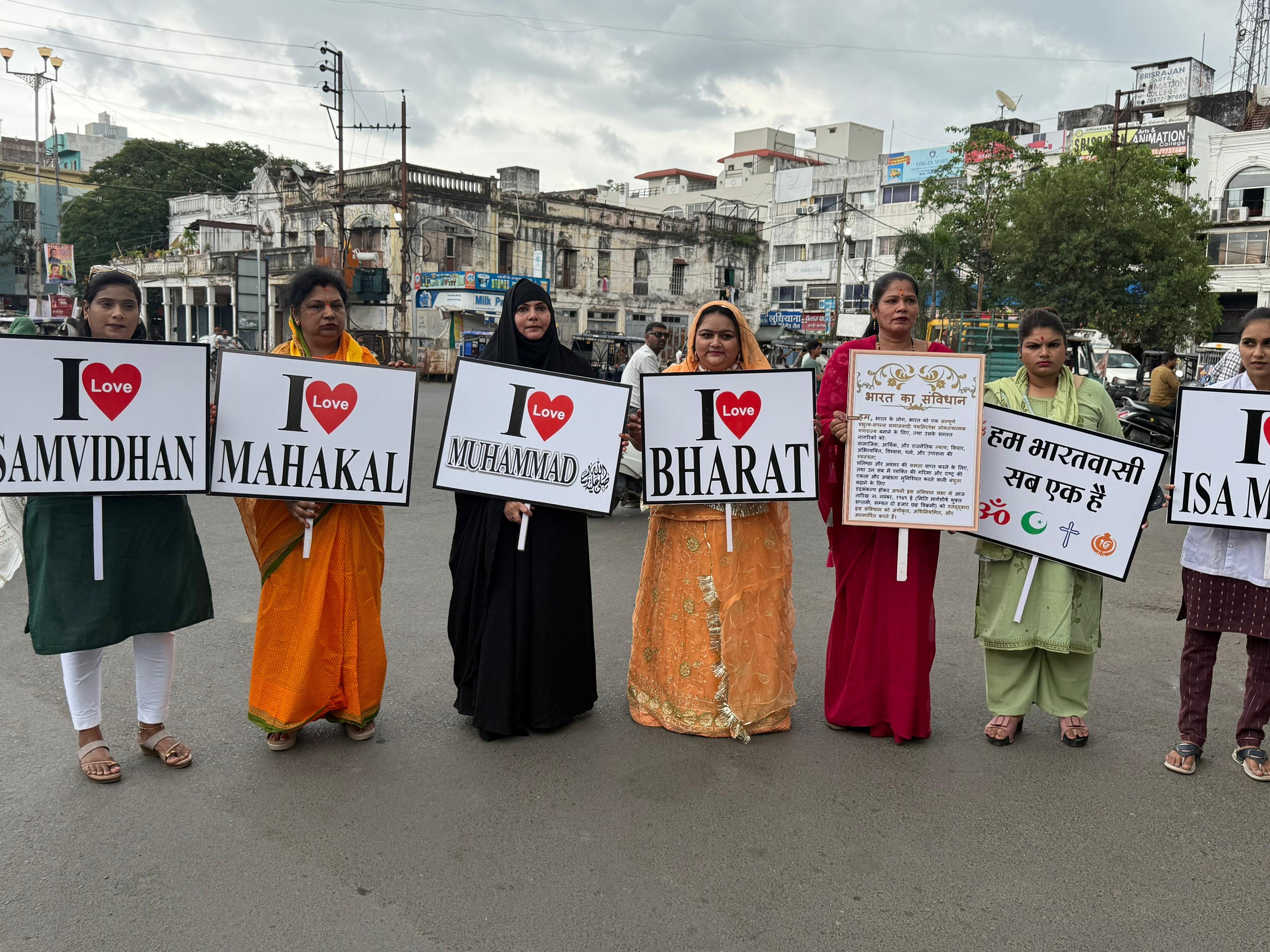 Mahila Congress President waved posters of all religions at the ...