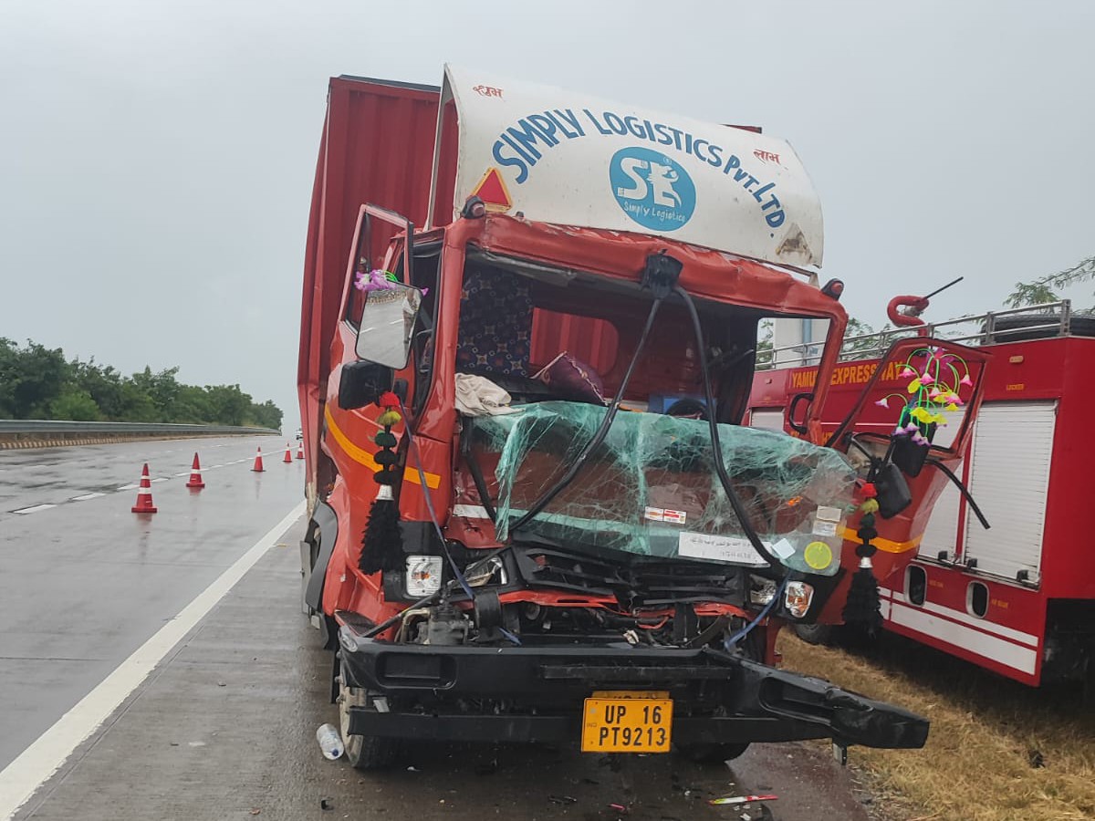 Canter driver dies in accident on Yamuna Expressway