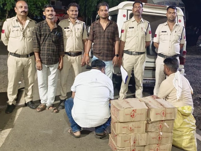 Bolero loaded with liquor caught in Sagar | सागर में शराब से भरी बोलेरो ...