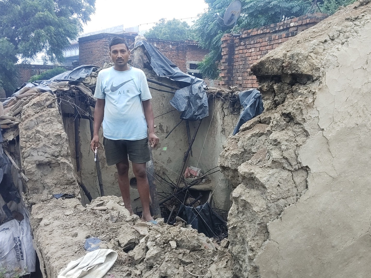 A mud house collapsed due to rain in Chandauli. | चंदौली में बारिश से ...