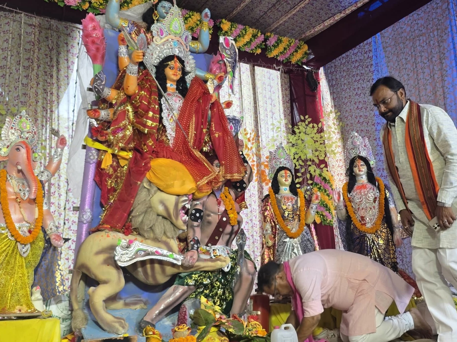 A grand tableau was taken out on Durga Puja in Tekuatar. | टेकुआटार में ...