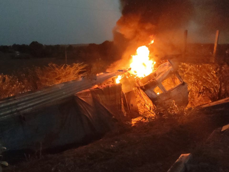 Trolley catches fire on Bharat Mala Marg | भारत माला मार्ग पर ट्रोले ...