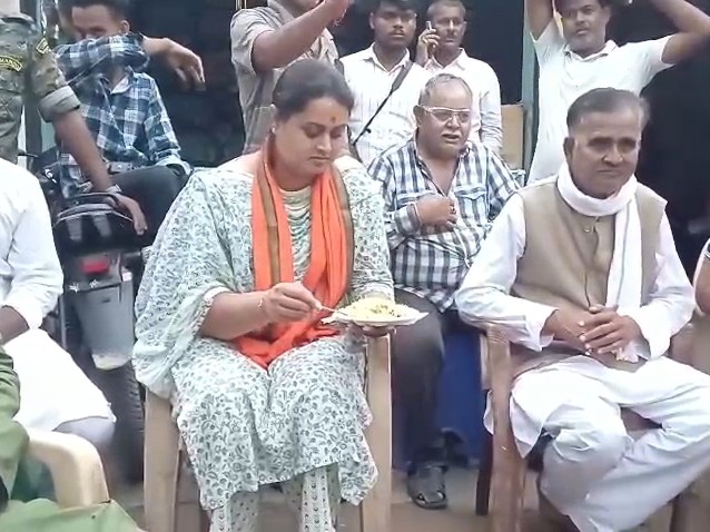 Jamui MLA was seen eating chaat at a Jat shop. | दुकान पर चाट खाती नजर आईं जमुई विधायक: श्रेयसी ...