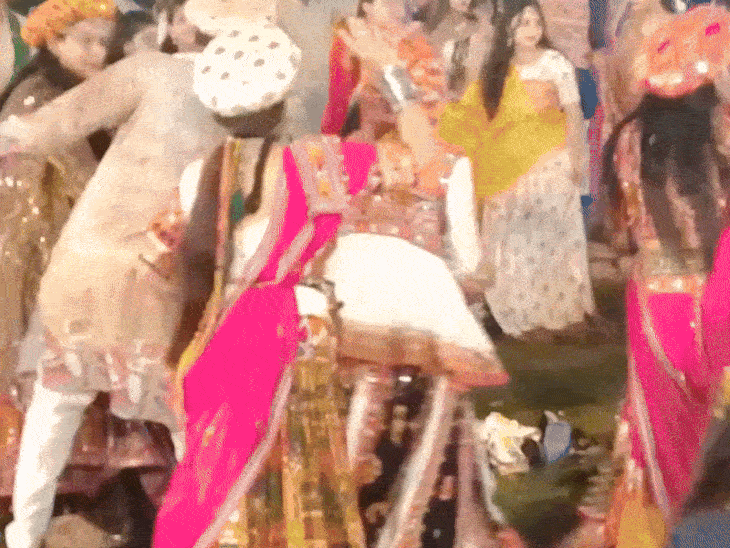 Garba Raas in traditional costumes in Pipariya