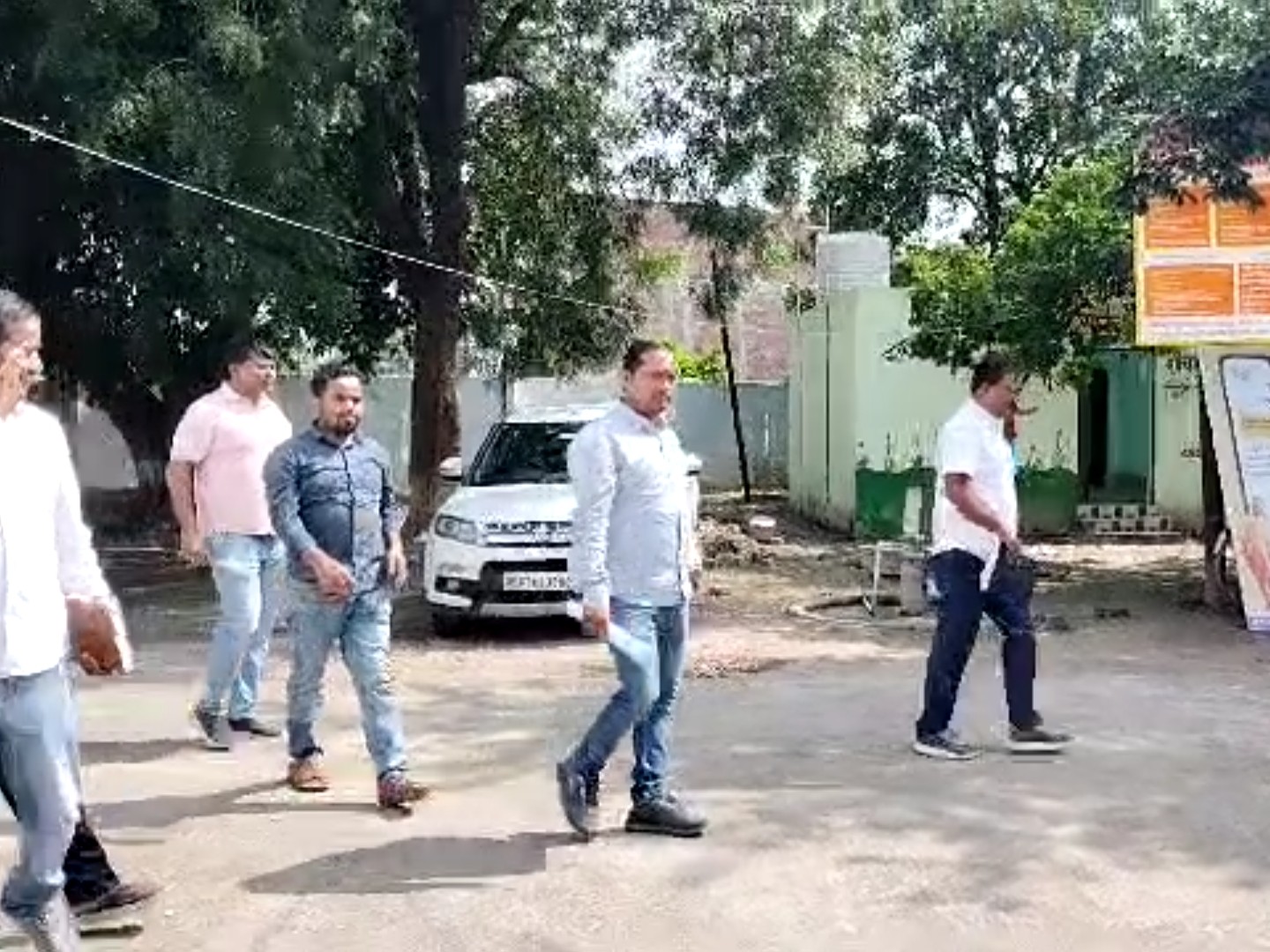 Fight between VDO and Pradhan's husband in Hardoi | हरदोई में VDO और ...
