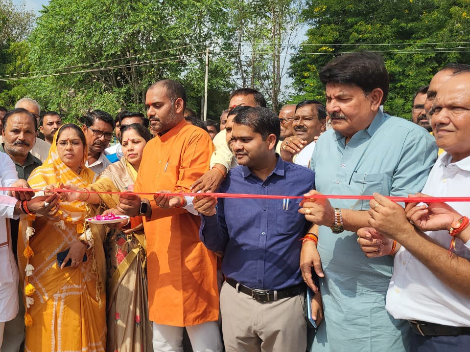 Business begins in the new vegetable market in Rath