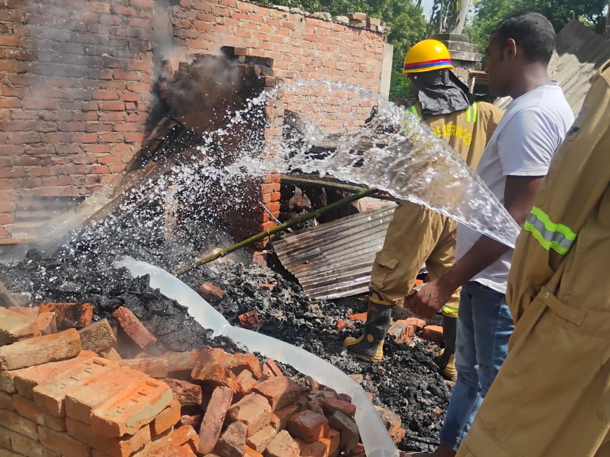Fire breaks out in a house in Khakhapur, Raniganj