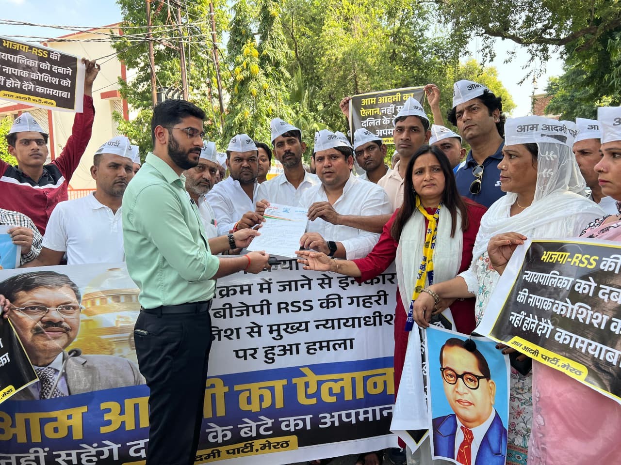 AAP protests over shoe-throwing incident at CJI | CJI पर जूता फेंकने ...