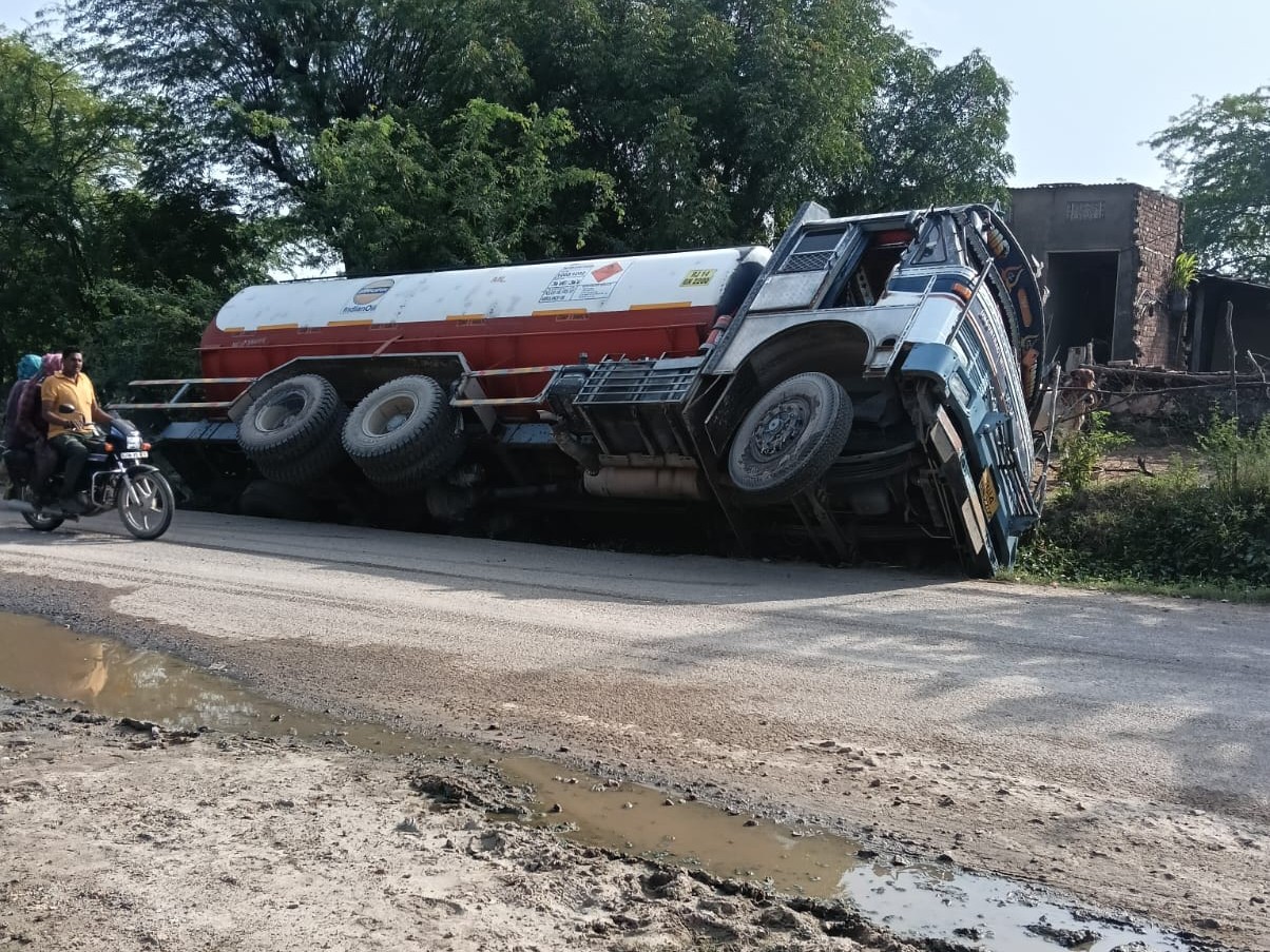 Petroleum tanker overturns near Dudu, accident averted | दूदू के पास ...