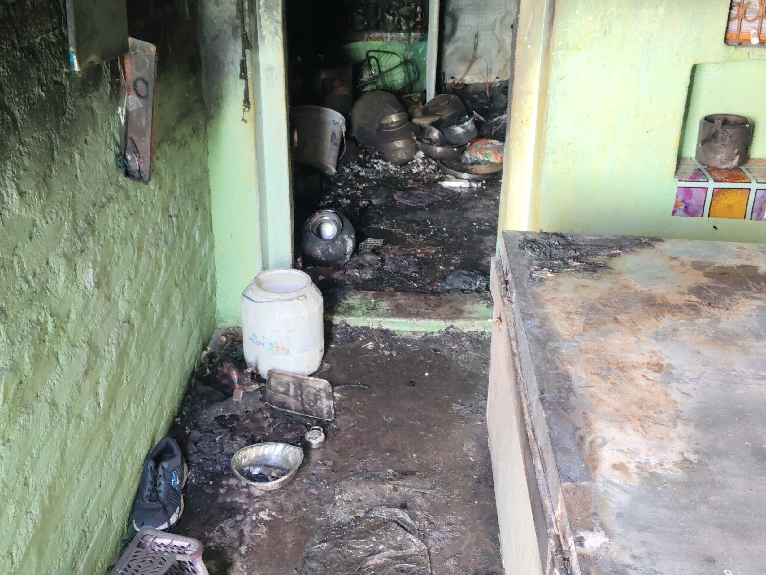 A house caught fire due to a short circuit in Teri Phatak. | तेरई फाटक ...