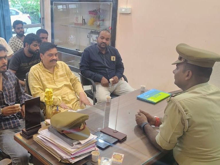 Gagaha police station chief held a meeting with gold traders. | गगहा ...