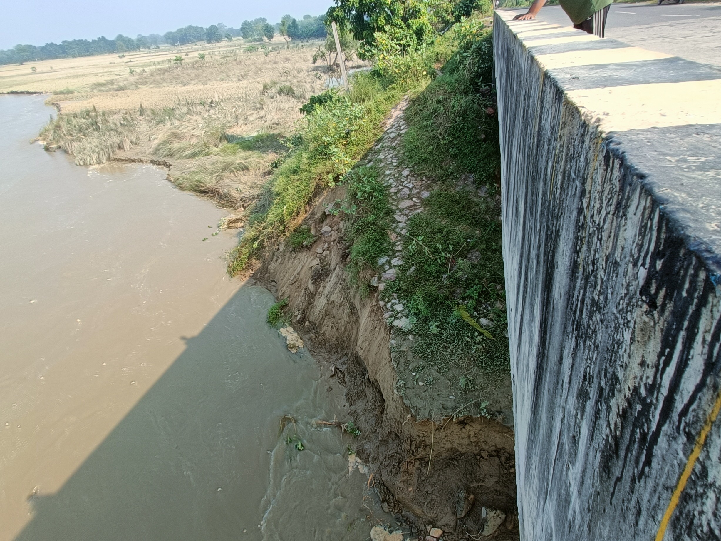 Erosion reaches the boulders of the Bagmati bridge in Sheohar | शिवहर ...