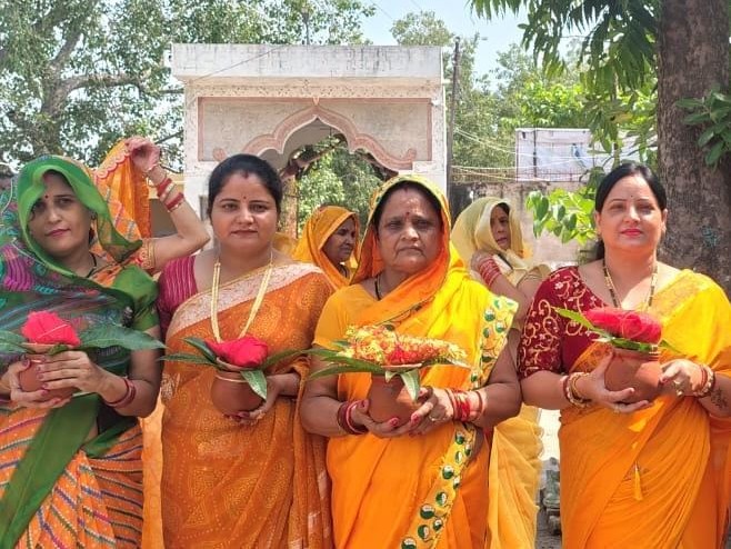 Kalash Yatra was taken out before Bhagwat Katha in Atarra. | अतर्रा में ...
