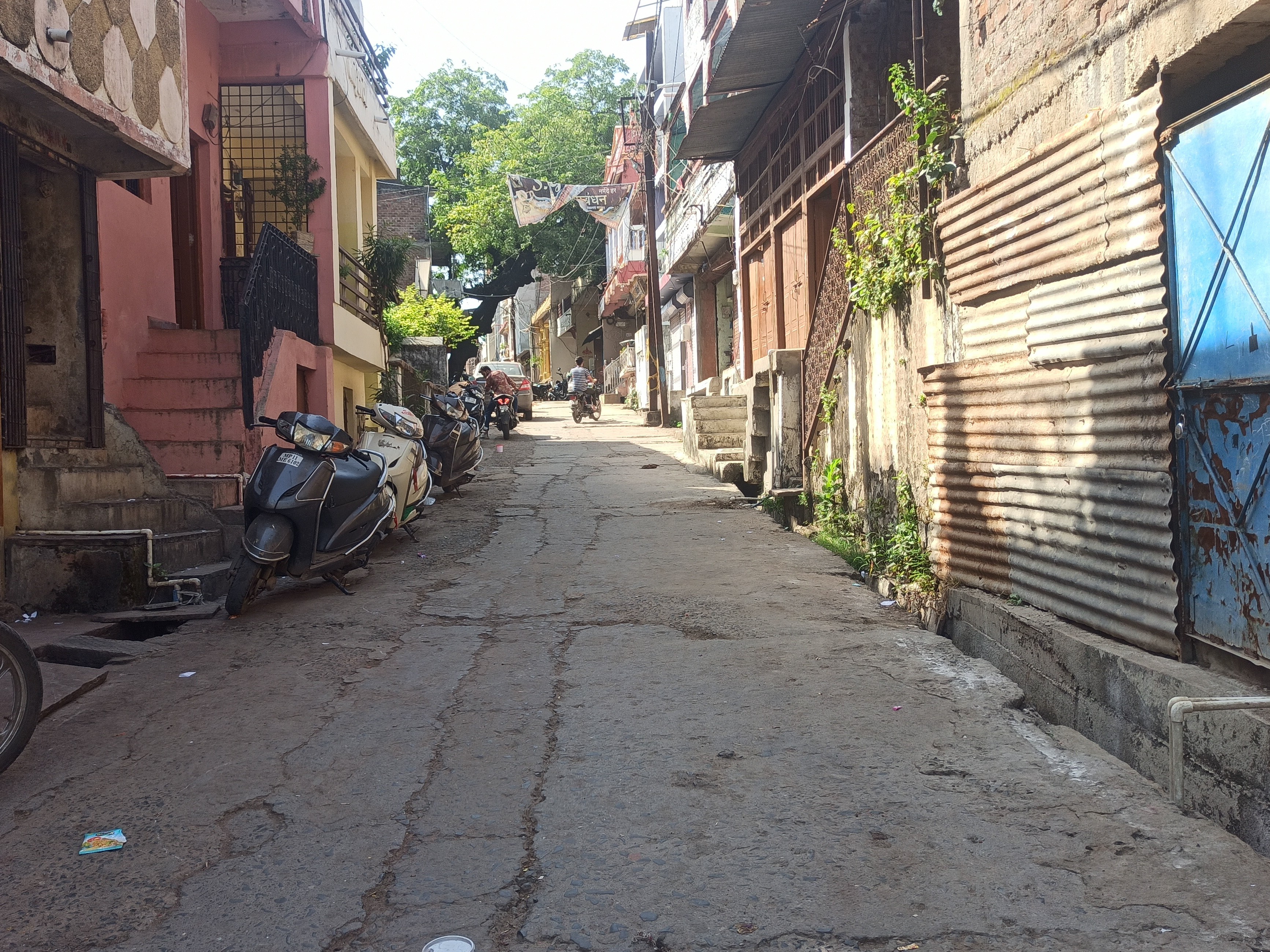 Road work stalled in Manawar, potholes in many wards | मनावर में सड़कों ...