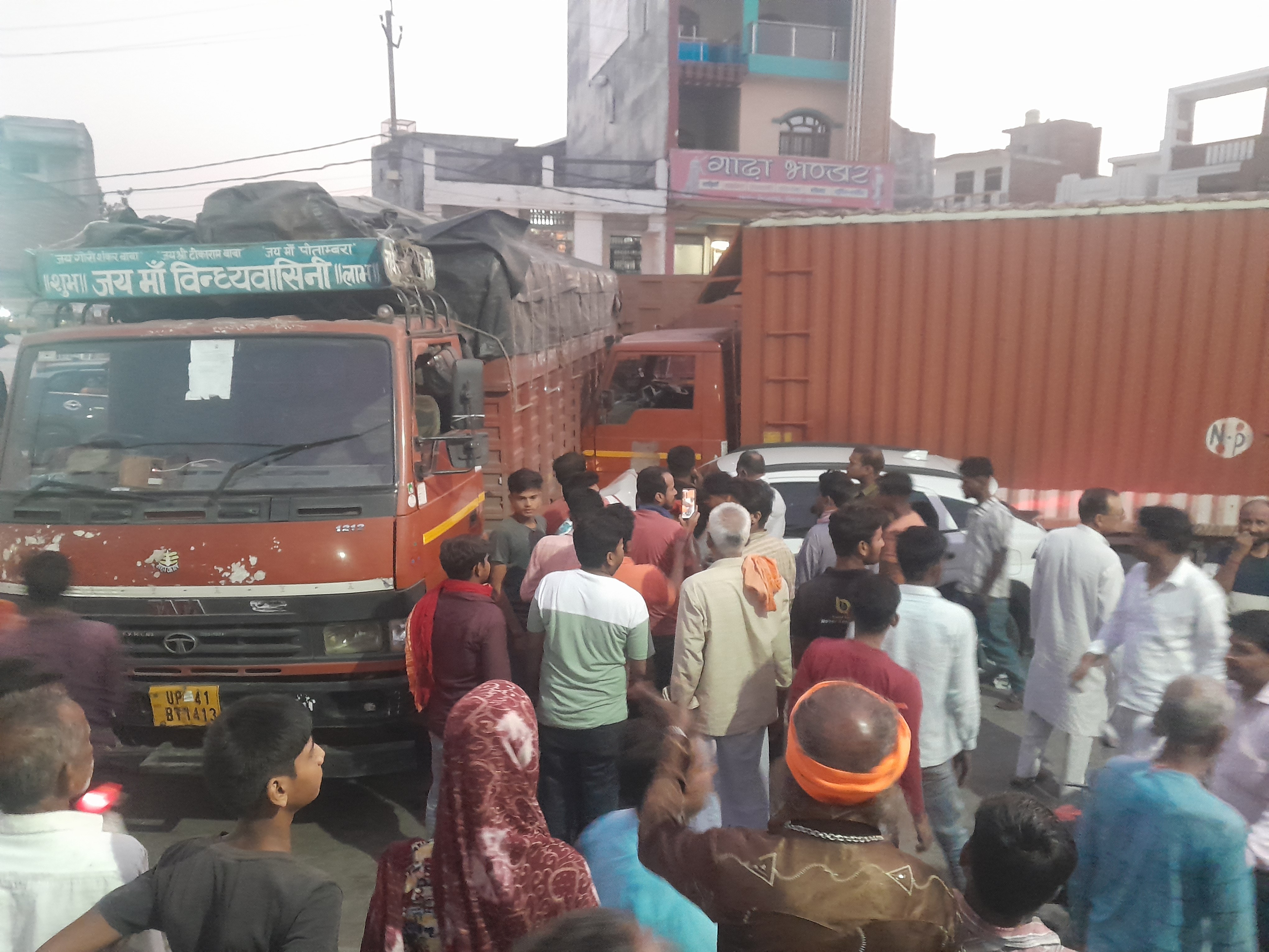 Five vehicles collided due to wrong turn in Haidergarh | हैदरगढ़ में ...
