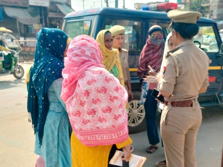 Jamunapar police made women and girls aware | जमुनापार पुलिस ने महिलाओं ...