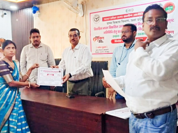 Khajani BDO honored 24 women | खजनी बीडीओ ने 24 महिलाओं को किया ...