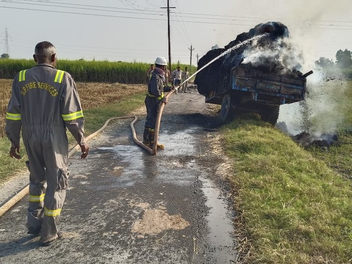 A trolley caught fire after touching a high-tension wire in Meerut ...