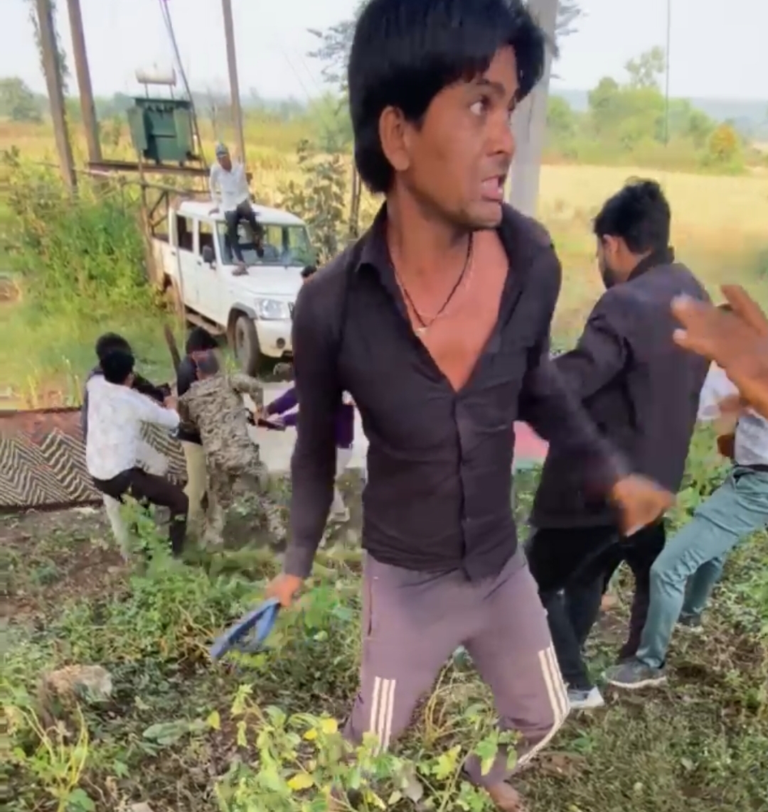 Electricity department guard hit with slippers VIDEO