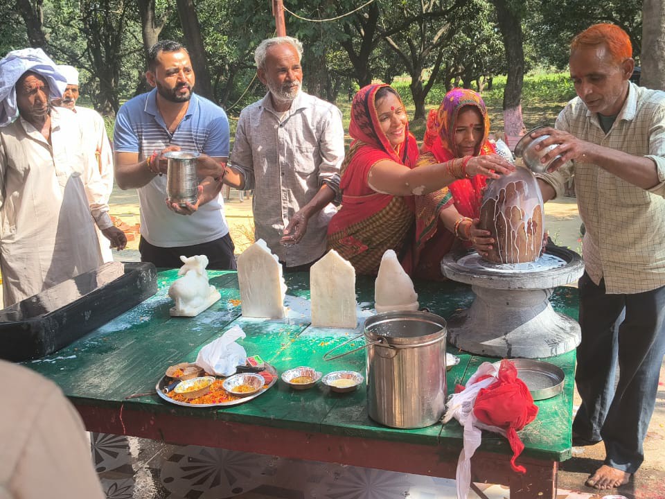 Shivling and Shani Shila installed in Bulandshahr | बुलंदशहर में ...