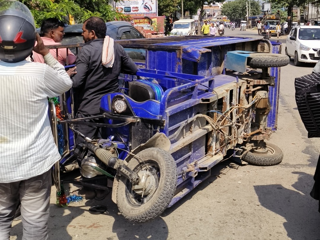 Pickup collides with e-rickshaw, driver injured | पिकअप ने ई-रिक्शा को ...