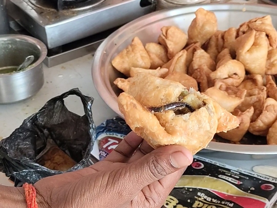 Centipede found in samosa at Ranimau shop | रानीमऊ की दुकान में समोसे ...