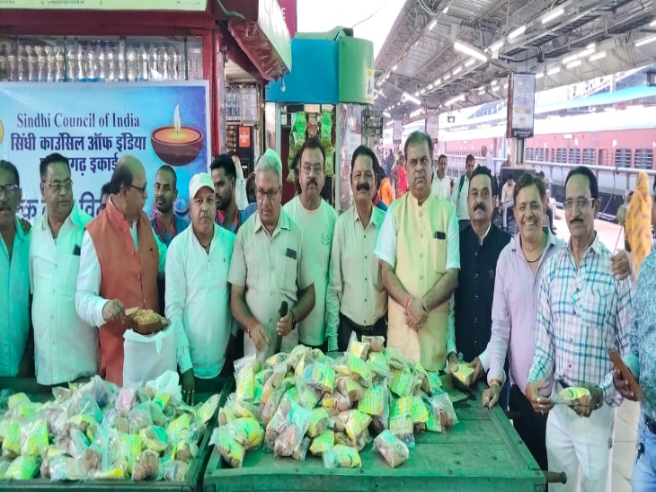 Sindhi Council's Diwali celebration at Raipur Railway Station