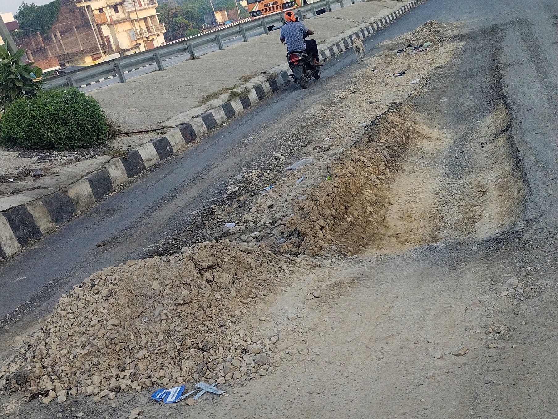 Service road damaged in Gagaha in two months | दो माह में सर्विस रोड ...