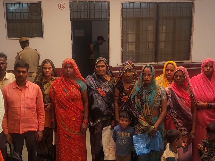 Women in Agra expressed anger over the road closure. | आगरा में महिलाओं ...
