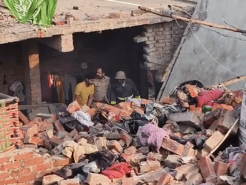 Explosion at firecracker dealer's house, 5 critical | सुल्तानपुर में ...