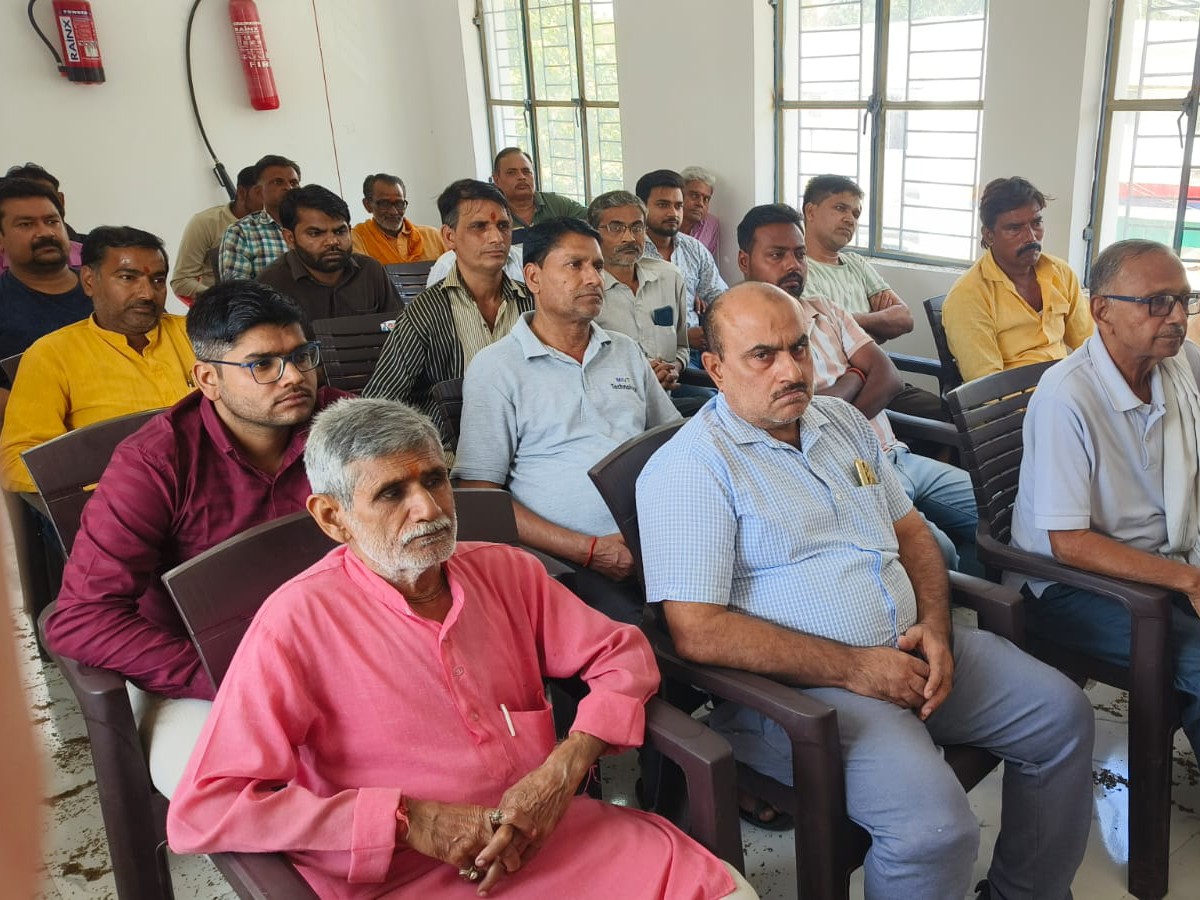 Meeting of traders at Achalda police station | अछल्दा थाने में ...