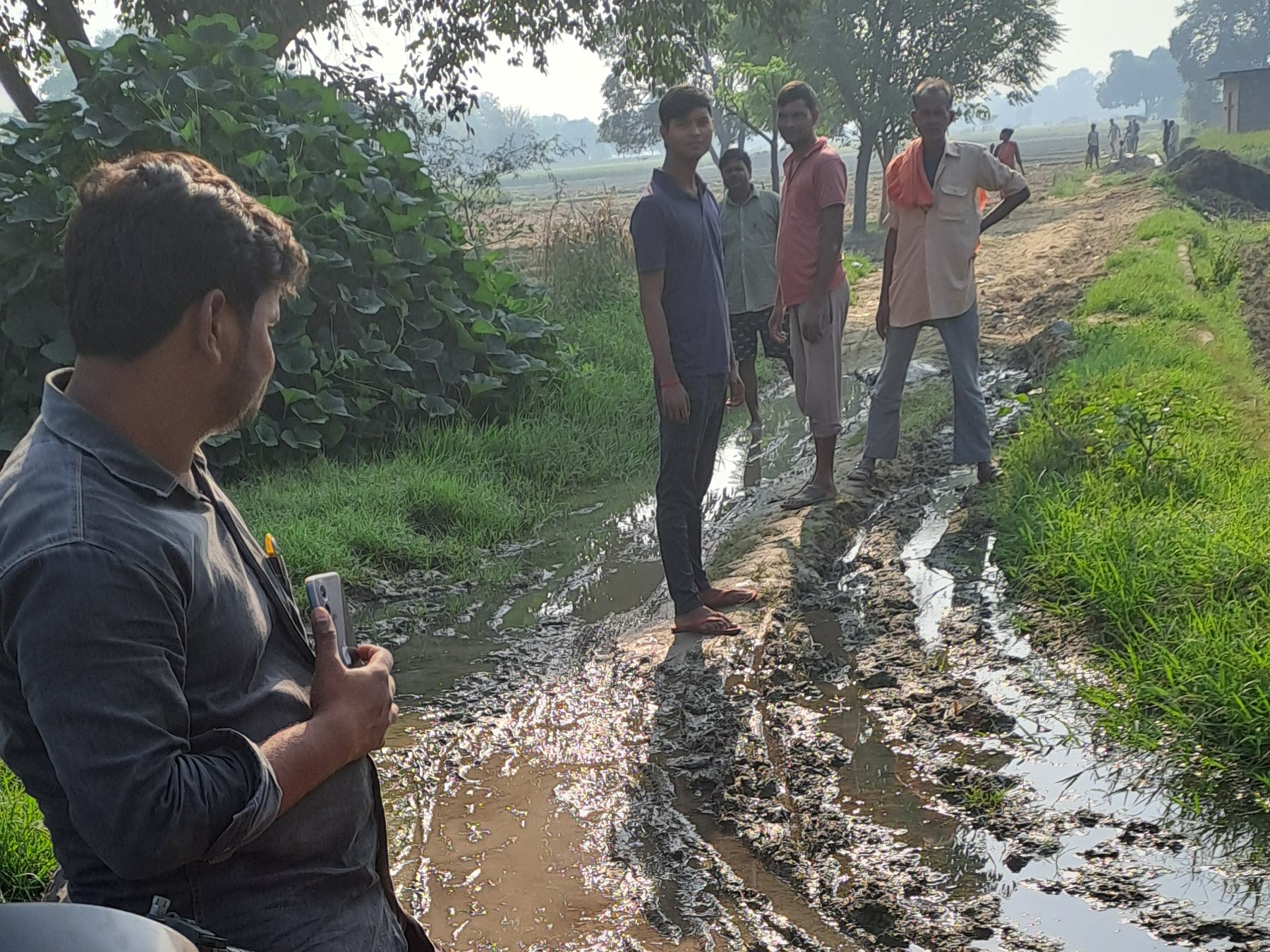 Lack of drainage in Puljara, Etah upsets villagillagers | एटा के ...